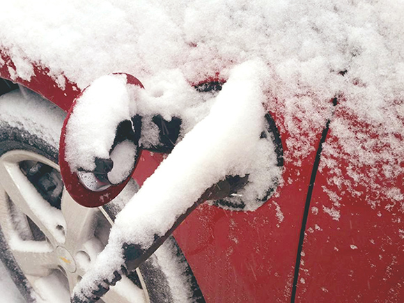 Frozen Charge Port? Watch Plugless Charge Even in Snow