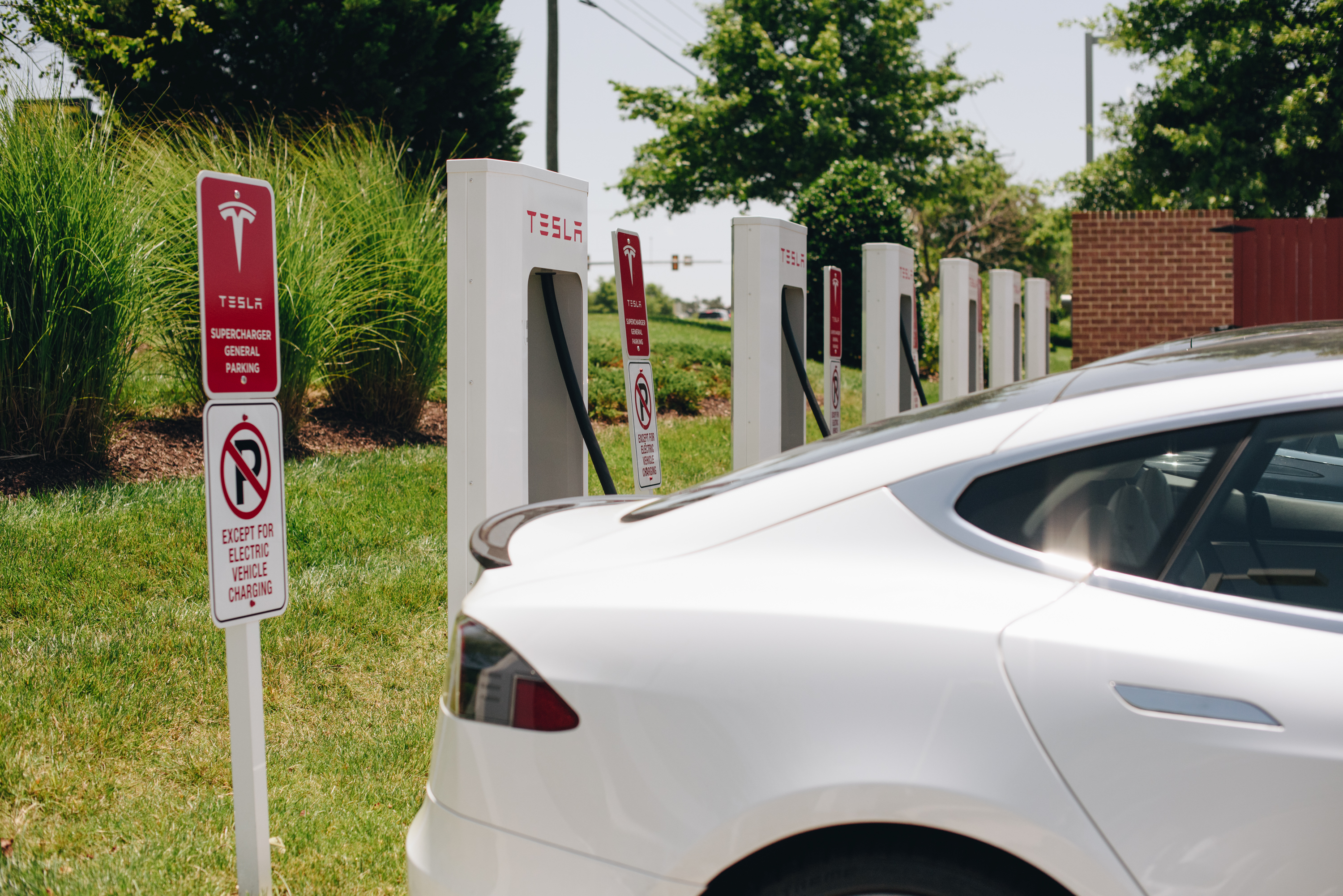 EV Charging Comparison: Wireless vs Corded Charger | Plugless Power